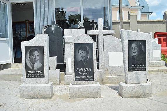 Вот где можно заказать, памятник из гранита или мраморной крошки.